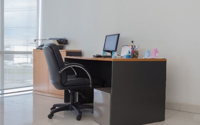 What Direction Should Your Office Desk Face For Performance? - ToErgonomics
