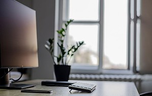 What Direction Should Your Office Desk Face For Performance? - ToErgonomics